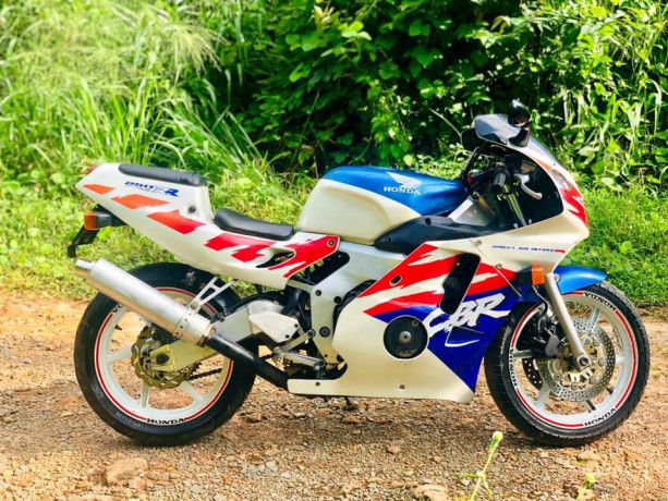 Honda cbr 250 gullarm 2011, Matara