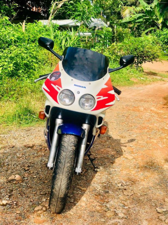 Honda cbr 250 gullarm 2011, Matara