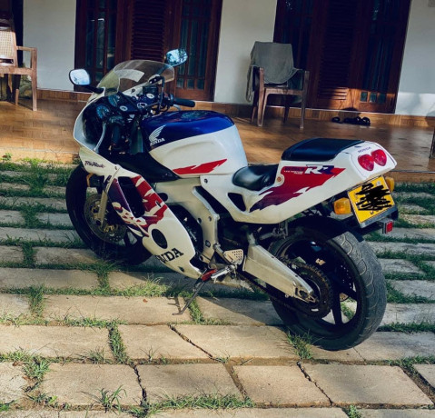 Honda cbr 250 gullarm 2011, Anuradhapura