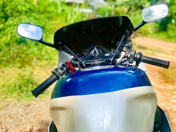 Honda cbr 250 gullarm 2011, Matara