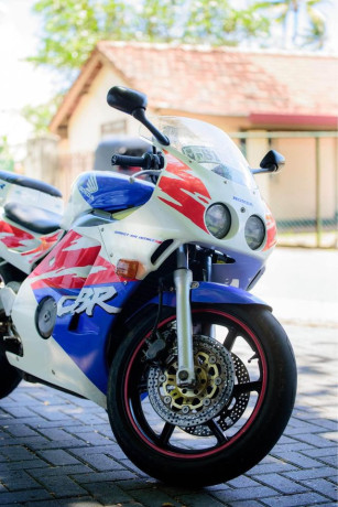 Honda cbr 250 gullarm 2016, Galle