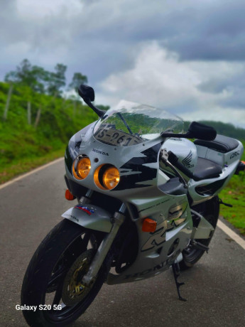 Honda cbr 250 gullarm 2009, Padukka