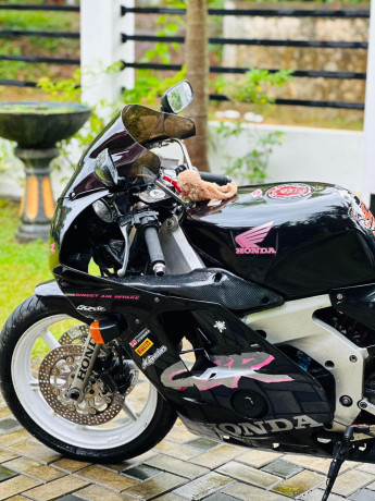 Honda CBR 250 Gullarm 2006, Middeniya