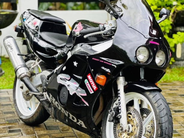 Honda CBR 250 Gullarm 2006, Middeniya