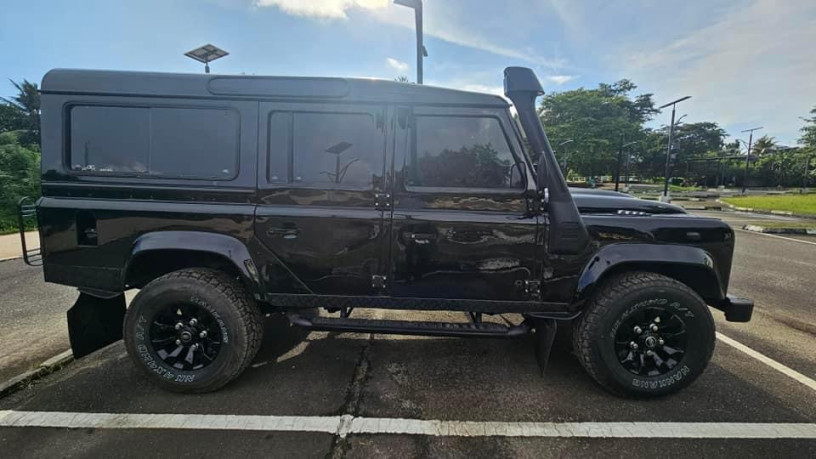 Landrover Defender, Colombo